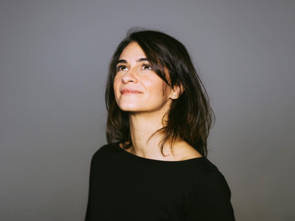 Bertille explore les Distances dans son nouveau clip la Fuite - Ça C ...