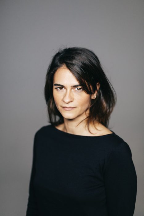 Bertille prend ses Distances dans son nouveau clip - Ça C'est Culte
